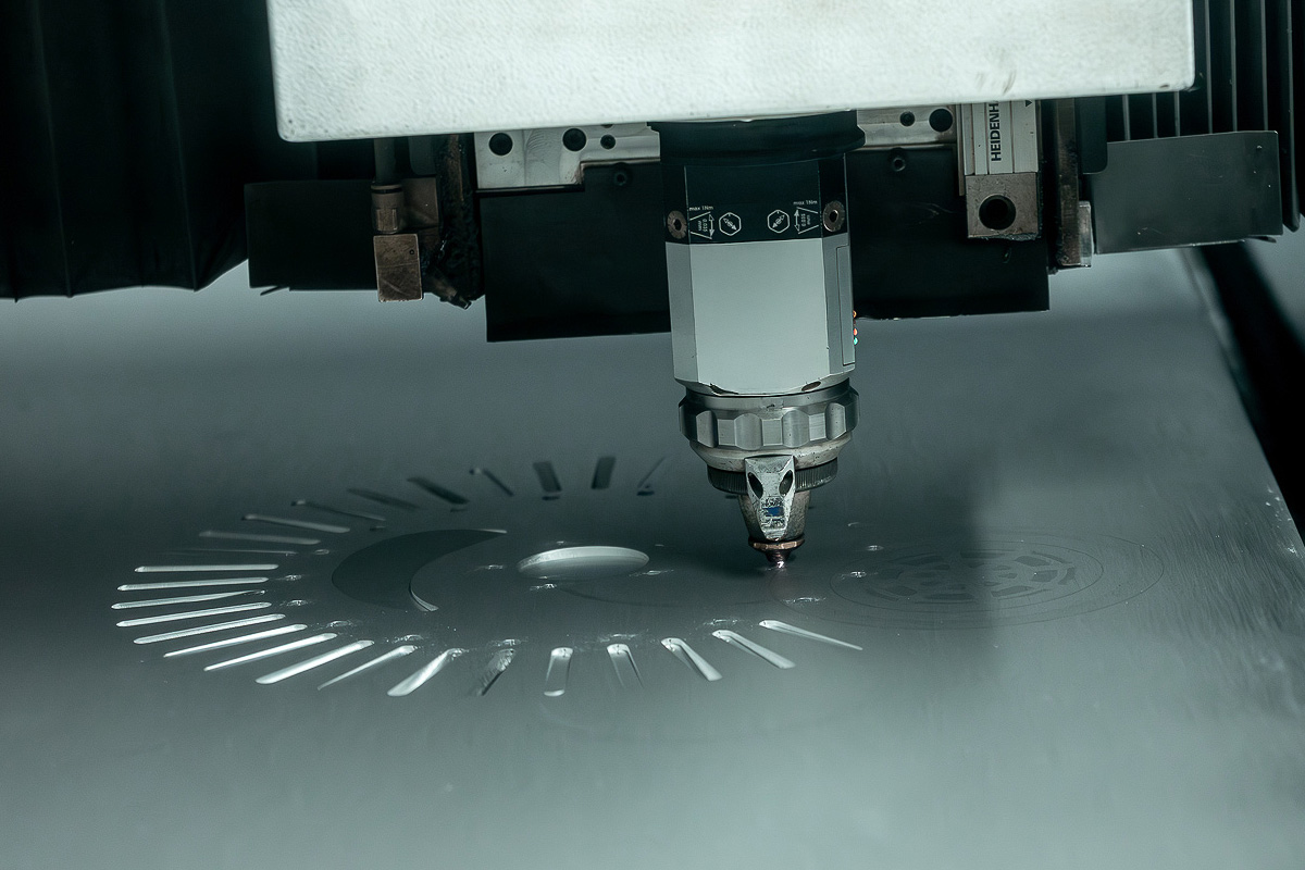 Blech schneiden: Stanzen und Lasern | Hast Blechbearbeitung